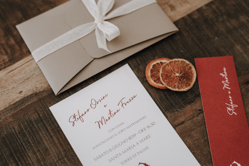 Partecipazione boho chic con pumo e busta particolare fustellata