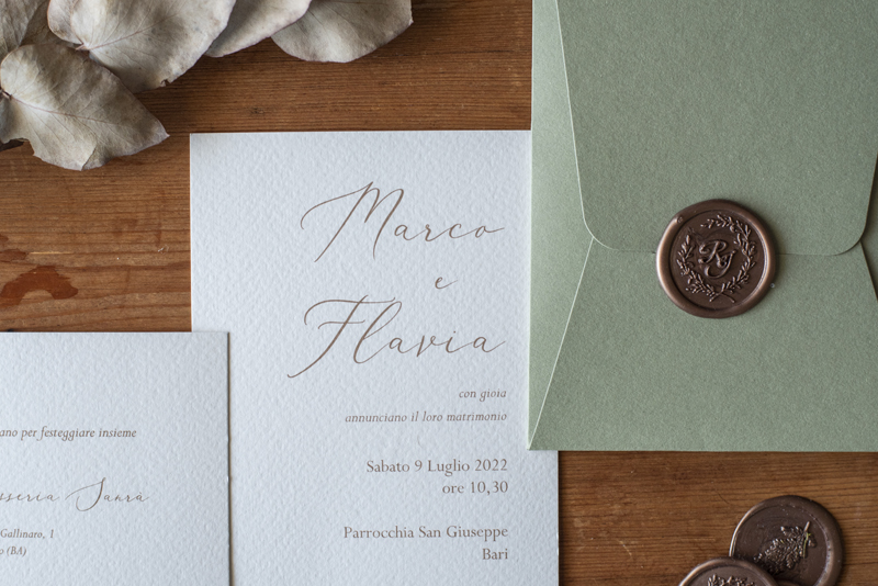 Partecipazione minimal con busta particolare in cartoncino verde salvia